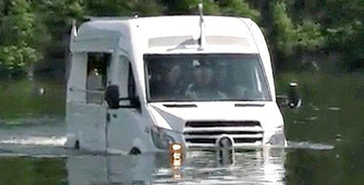 VIDEO: Czech Company Unveils Minibus that Can Float on Water - Prague ...