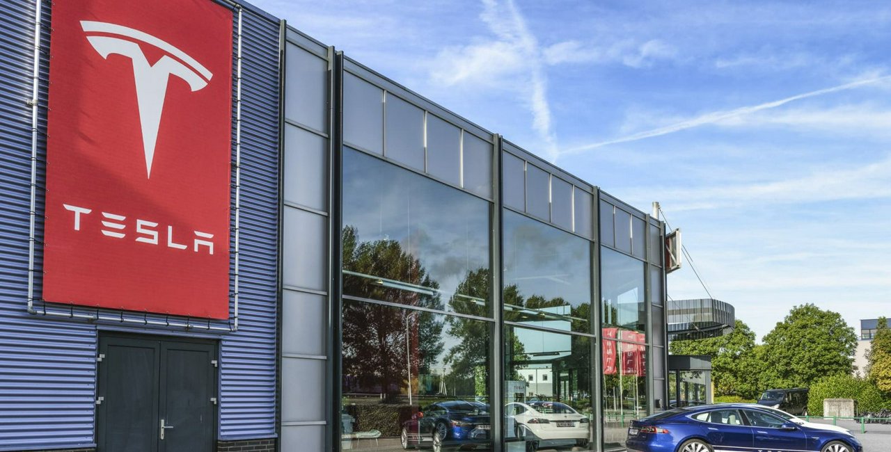 Tesla quietly launches Czech operations, now looking for employees ...
