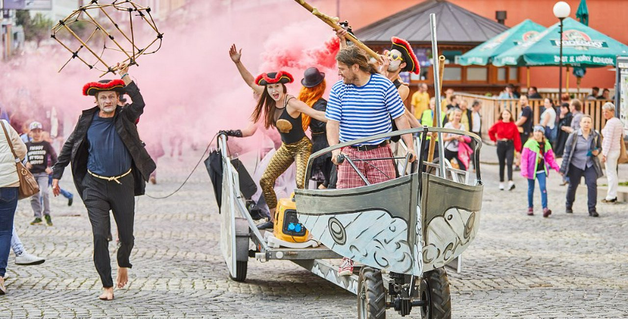 Prague to come alive with street theater, circus, and cabaret next week ...