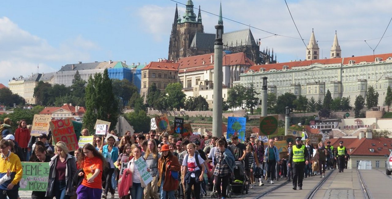 Thousands of students march through Prague's Old Town for climate ...