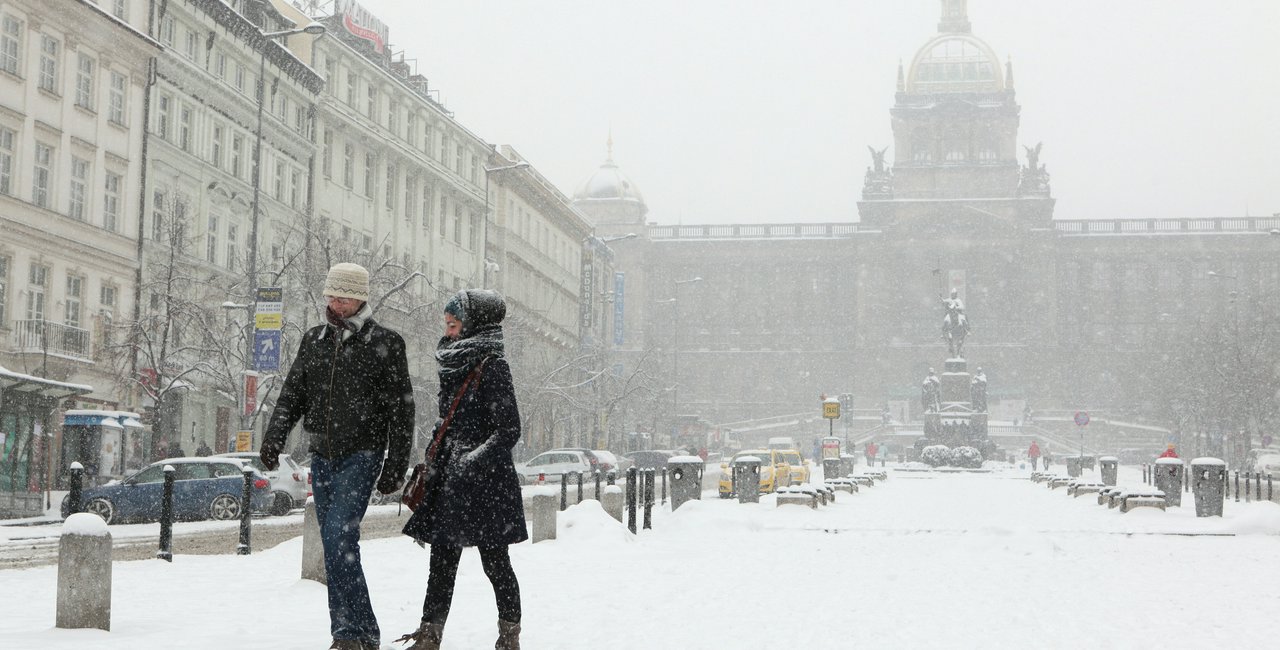 Prague's first heavy snowfall of the season leads to slow traffic ...