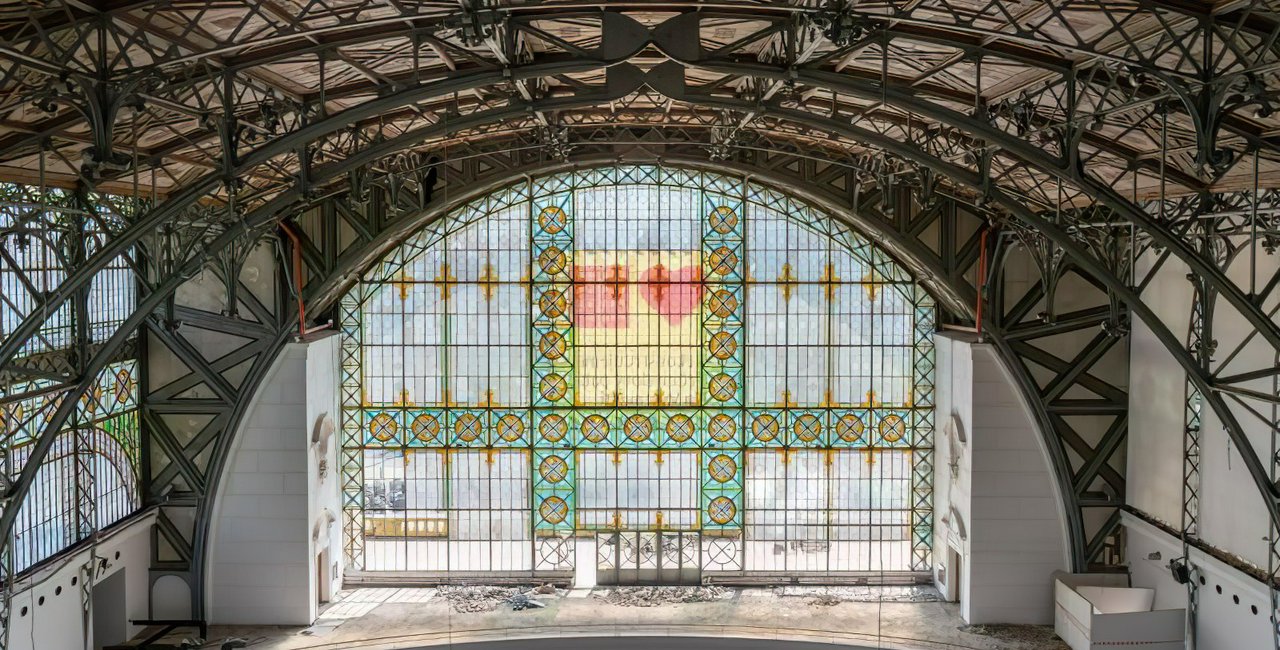 PHOTOS: Massive stained-glass panels removed from Prague landmark ...