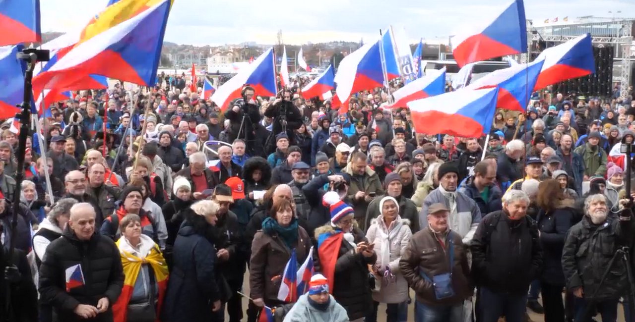 Hundreds gather in Prague to voice frustration with government - Prague ...