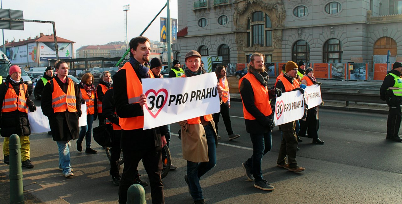 Protesters block Prague traffic in bid to reduce speed limit - Prague ...