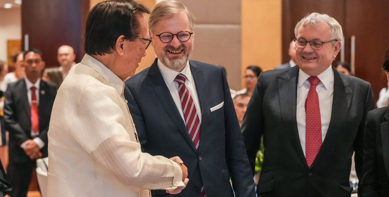 PM Fiala promotes Czech aviation and defense interests in Philippines ...