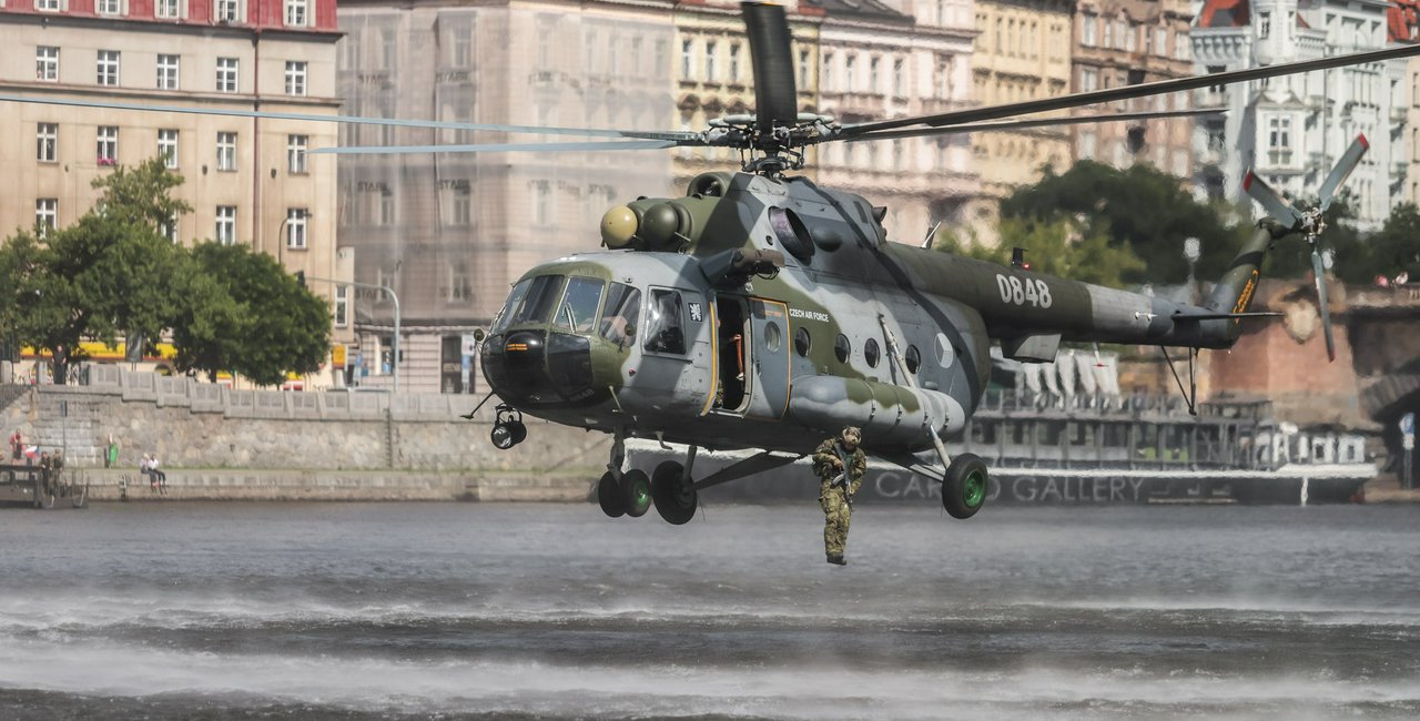 Paratroopers jump into the Vltava to mark the Czech Army’s 30th ...