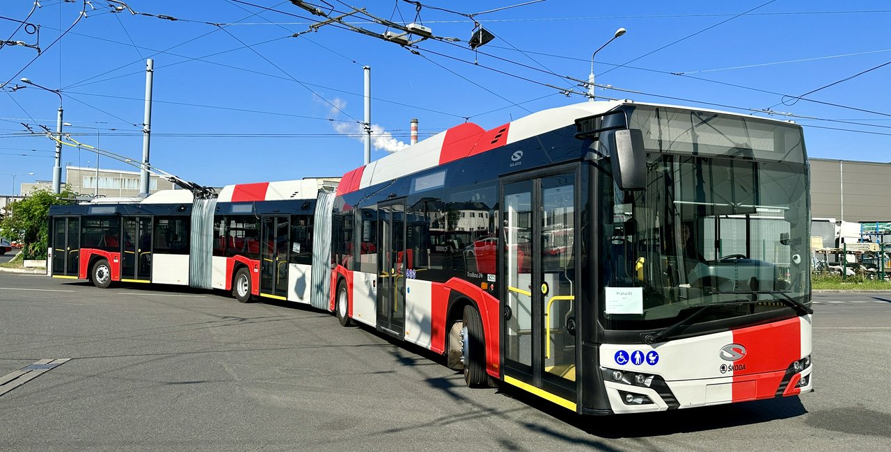 Prague to launch a giant 25-meter long trolleybus on its airport line - Prague, Czech Republic