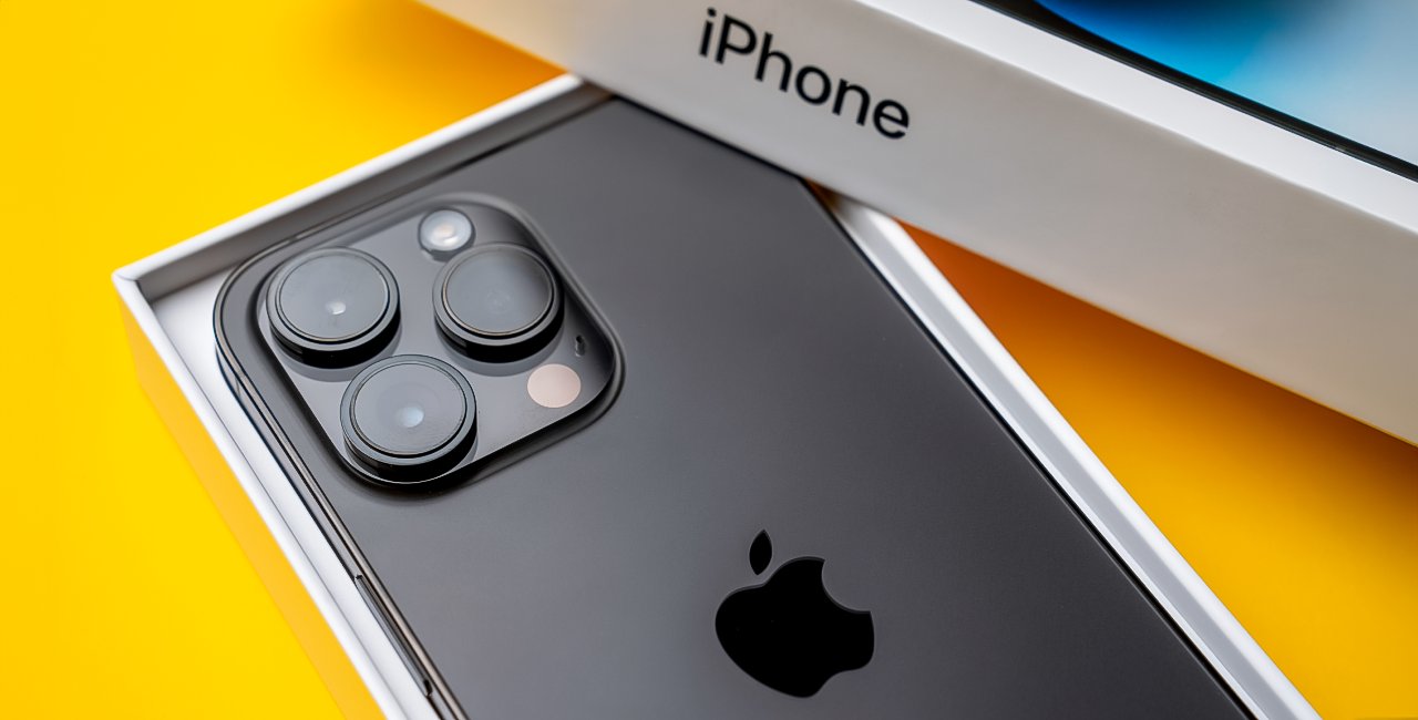 iPhone Index: Czechs have to work nearly three weeks to buy newest model - Prague, Czech Republic