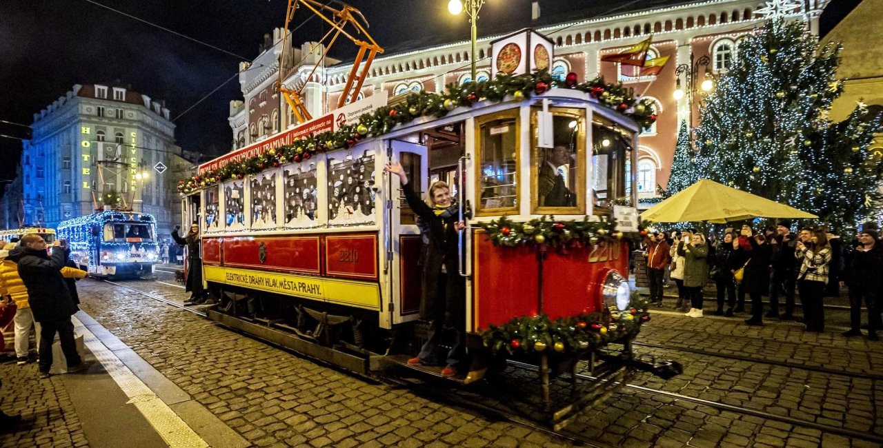 Christmas trams return to the streets of Prague with city center parade ...