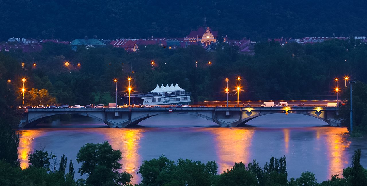Prague's Libeň Bridge closed indefinitely for repairs: See the tram ...