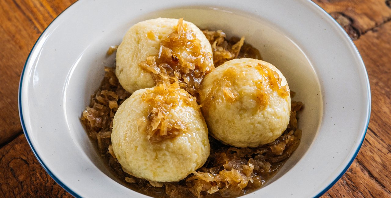 In the Czech kitchen: Make potato dumplings with smoked meat and ...