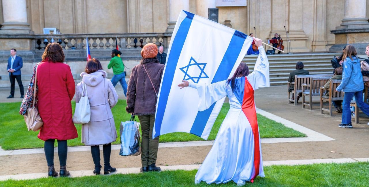 Hundreds of pro-Israeli protestors march in Prague against anti ...