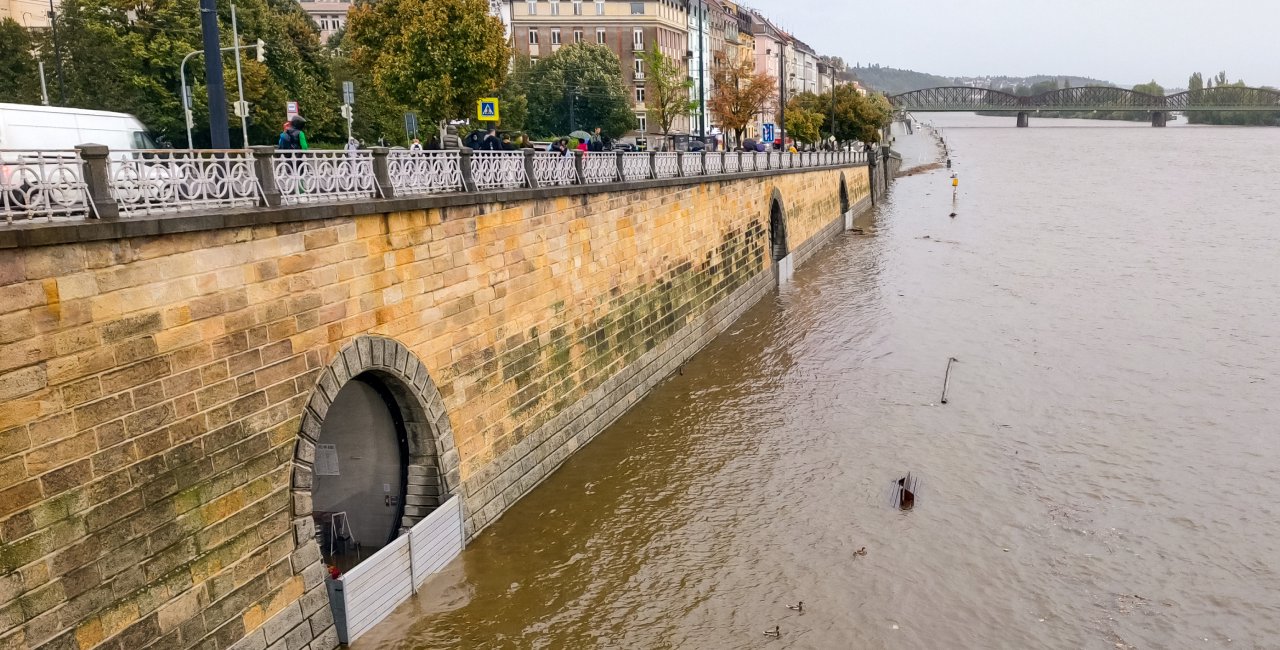 As floods keep embankments closed, Prague asks public to keep away ...