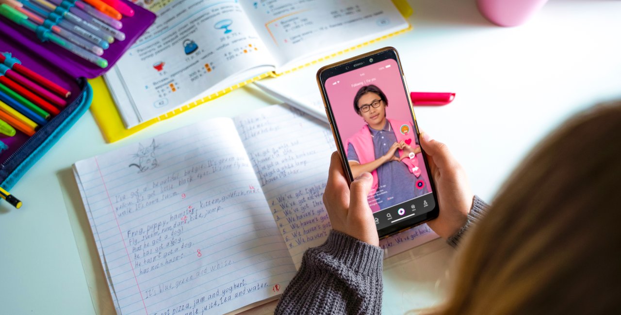 How to curb your child’s scrolling habit? This Prague school has a plan ...