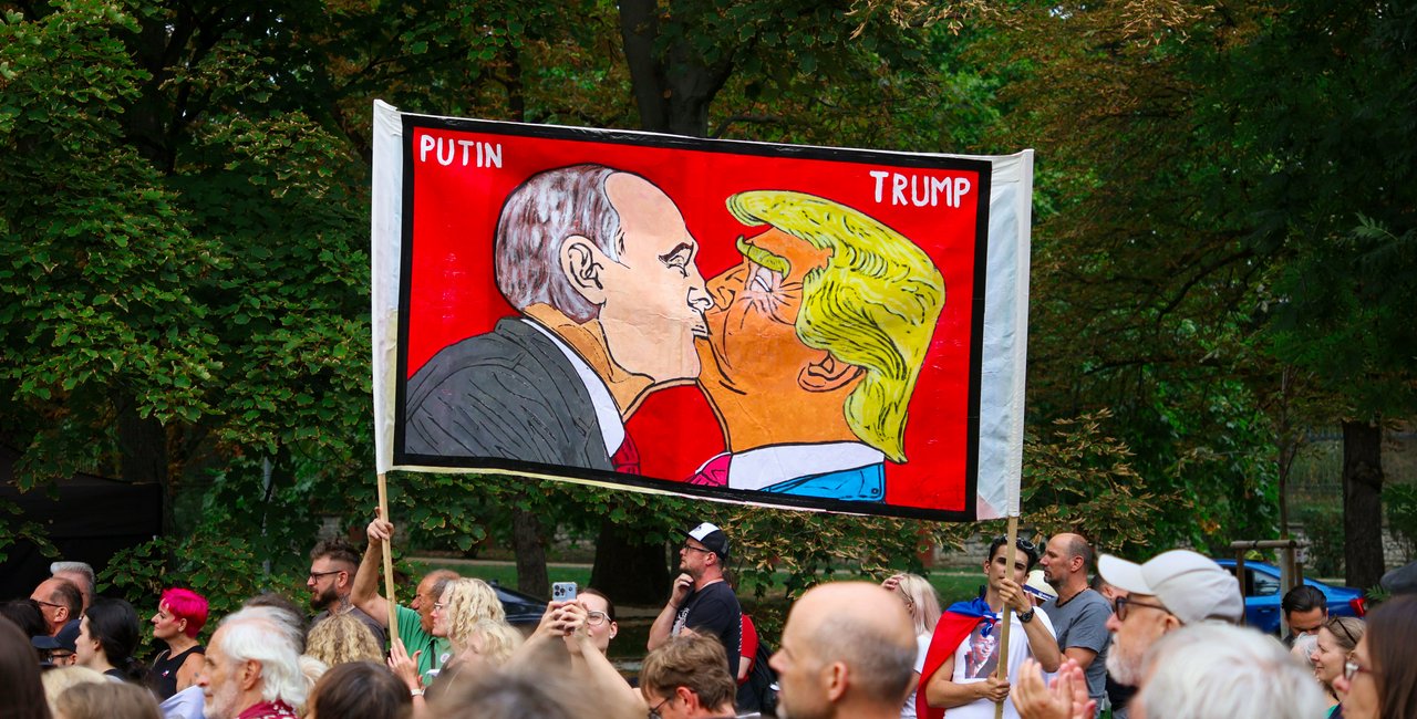 PHOTO GALLERY: Prague protest at Russian Embassy offers stark reminders ...