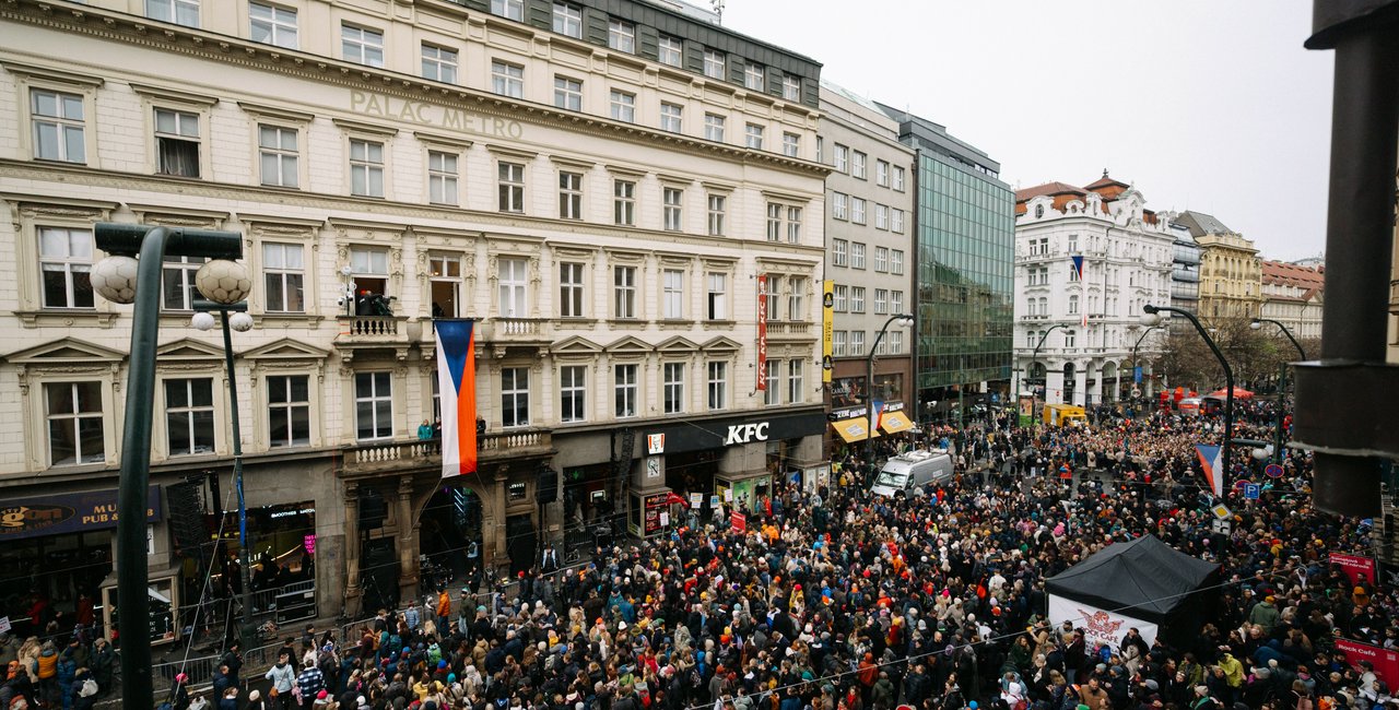 PHOTO GALLERY: Prague celebrates Velvet Revolution, remembering stark ...