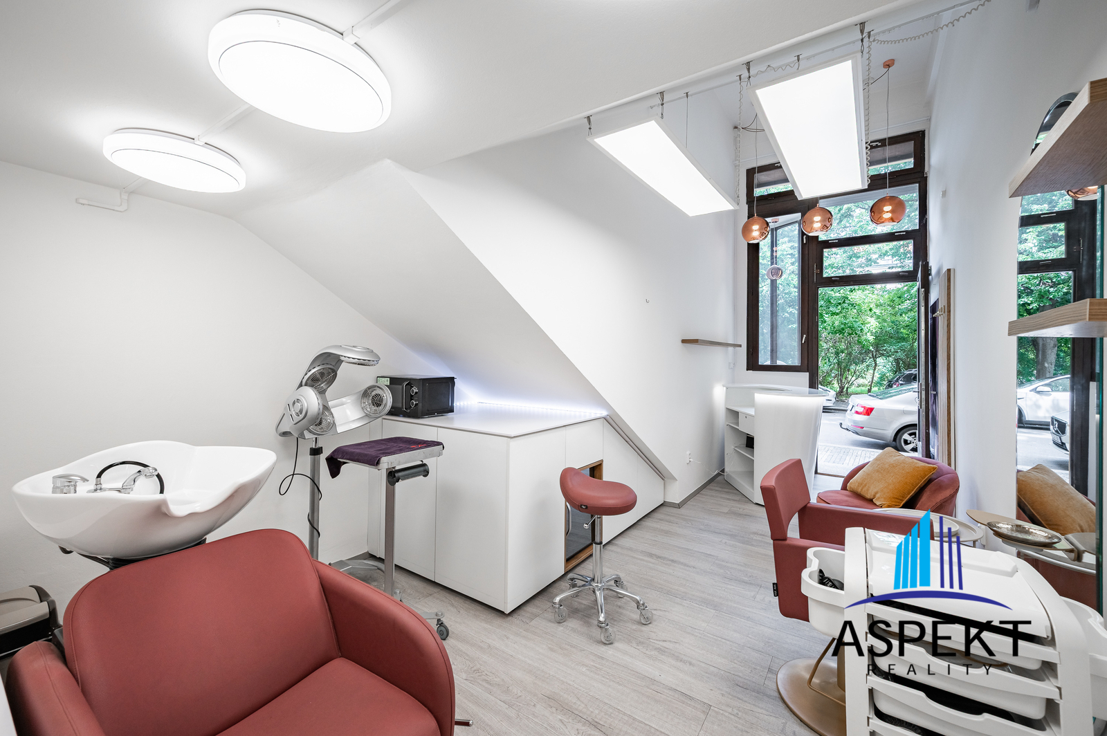 Retail space for rent, 20m2, in Prague, on Jugoslávských partyzánů street